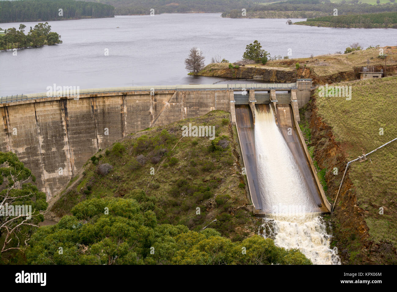 Water spilling out of a dam hi-res stock photography and images - Alamy