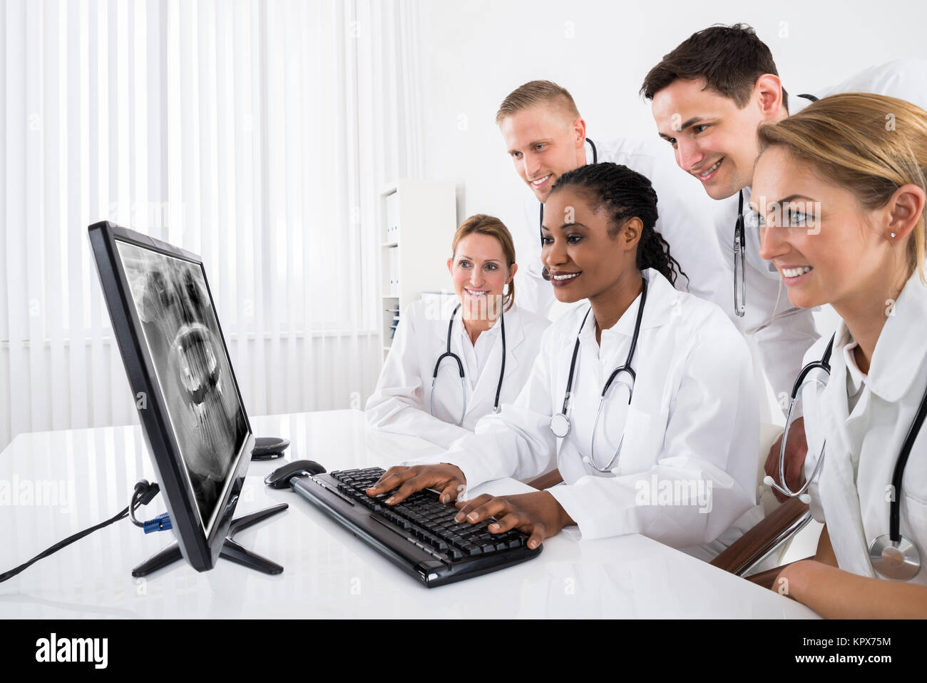Doctors Looking At X-ray On Computer Stock Photo - Alamy