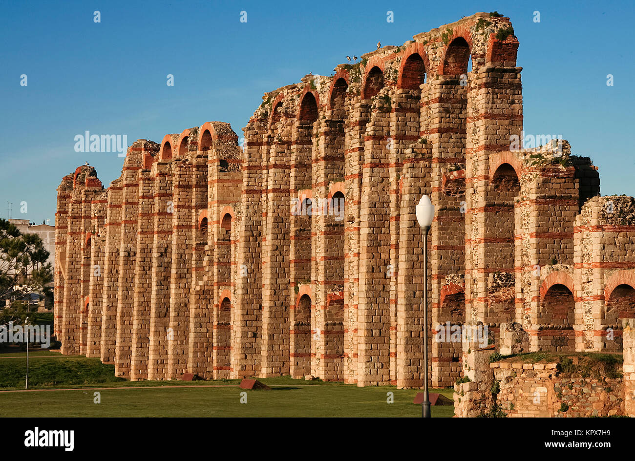 Side view of Merida aqueduct Stock Photo - Alamy