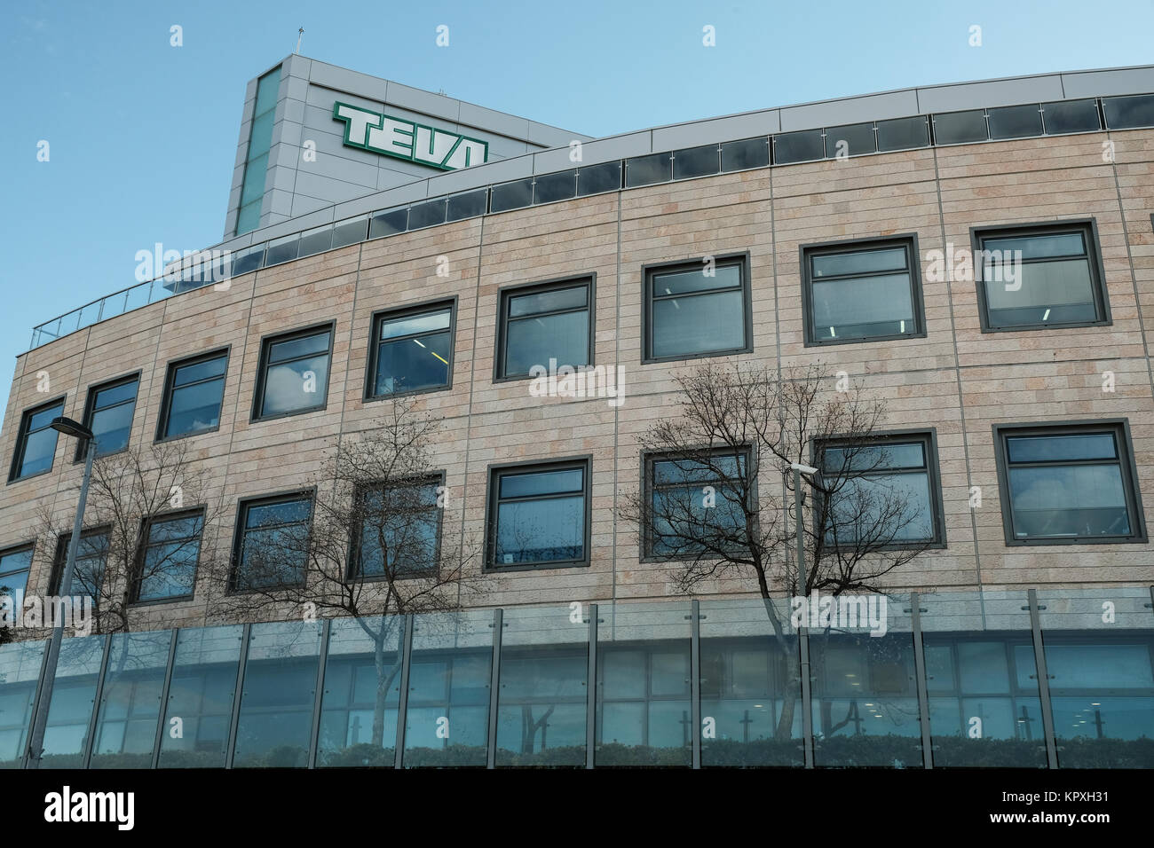 Jerusalem, Israel. 17th December, 2017. Anxious employees protest ...