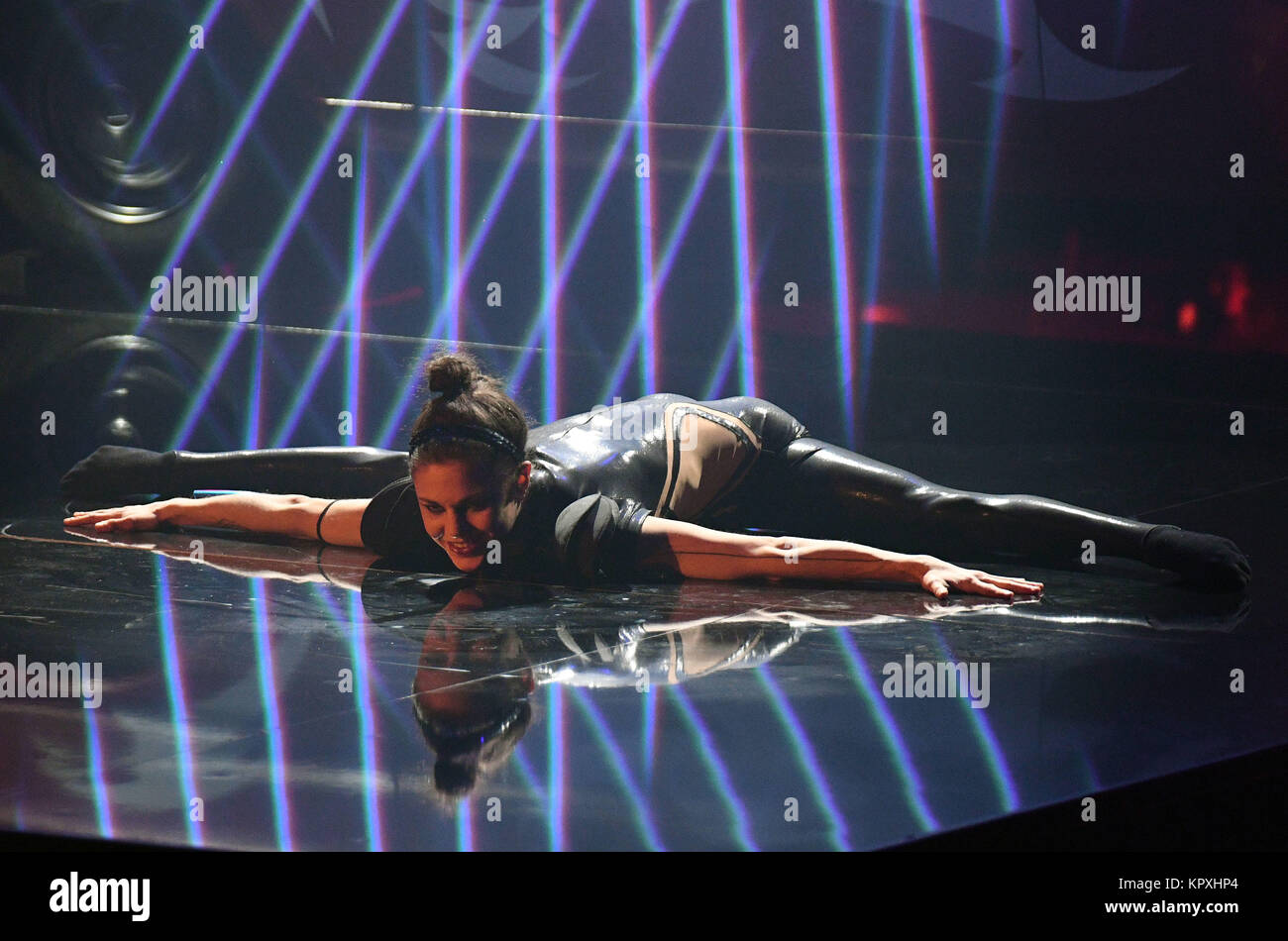 Cologne, Germany. 16th Dec, 2017. Acrobat Stefanie Millinger performing onstage during the final ...