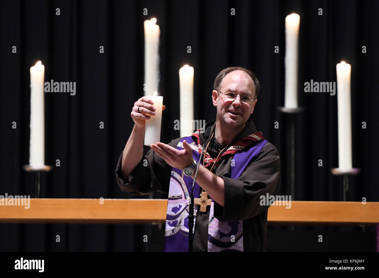 Berlin, Germany. 17th Dec, 2017. Scouts pastor Pascal holding Bethlehem ...