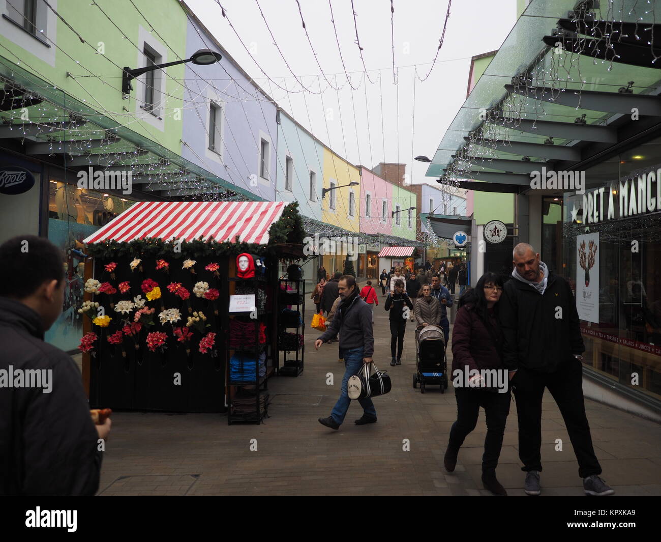 Maidstone, Kent, UK. 17th Dec, 2017. Shoppers make the most of high ...