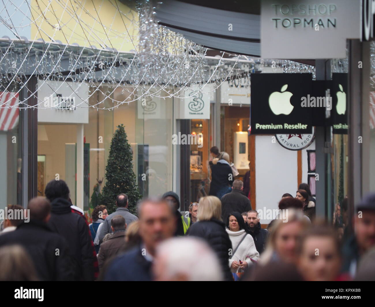 Maidstone, Kent, UK. 17th Dec, 2017. Shoppers make the most of high ...