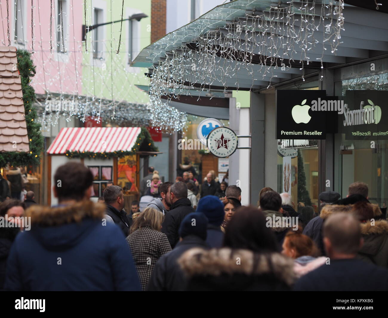 Maidstone, Kent, UK. 17th Dec, 2017. Shoppers make the most of high ...