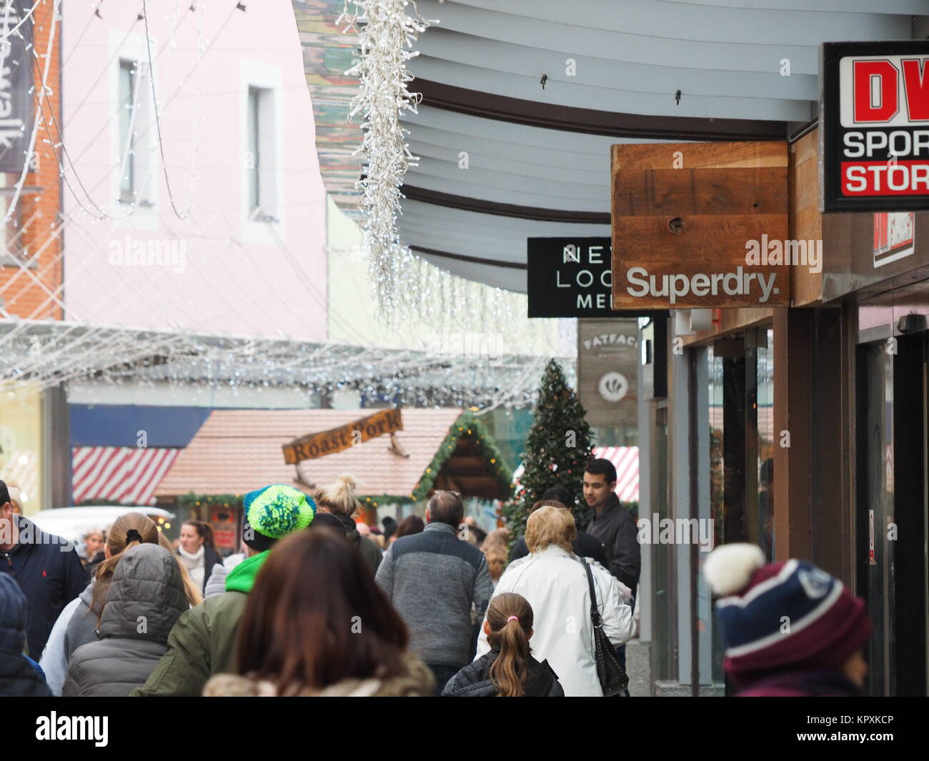 Maidstone, Kent, UK. 17th Dec, 2017. Shoppers make the most of high ...