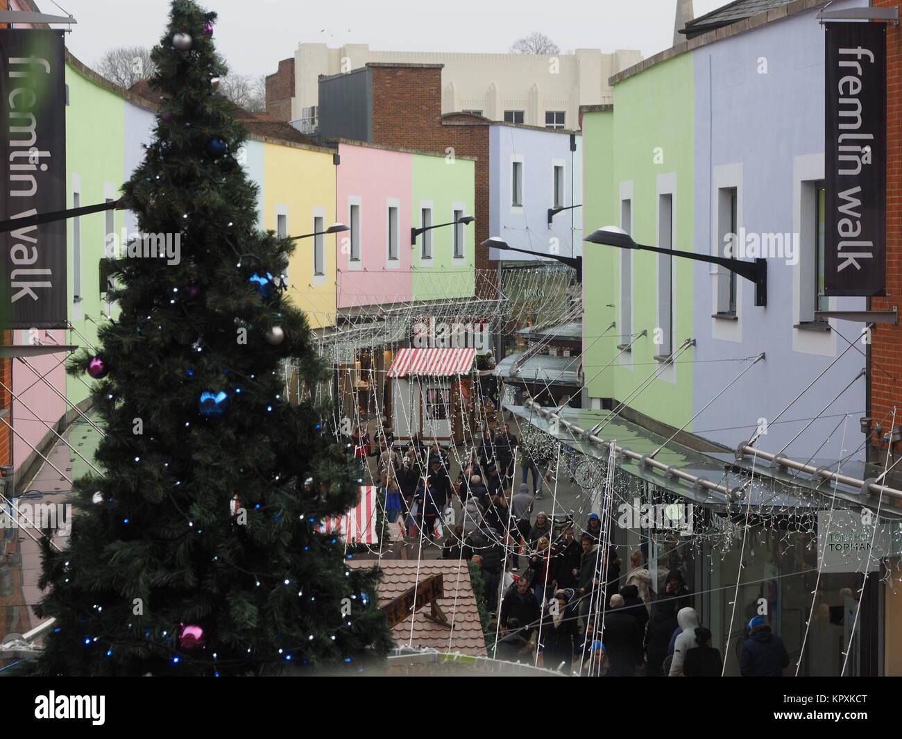Maidstone, Kent, UK. 17th Dec, 2017. Shoppers make the most of high ...