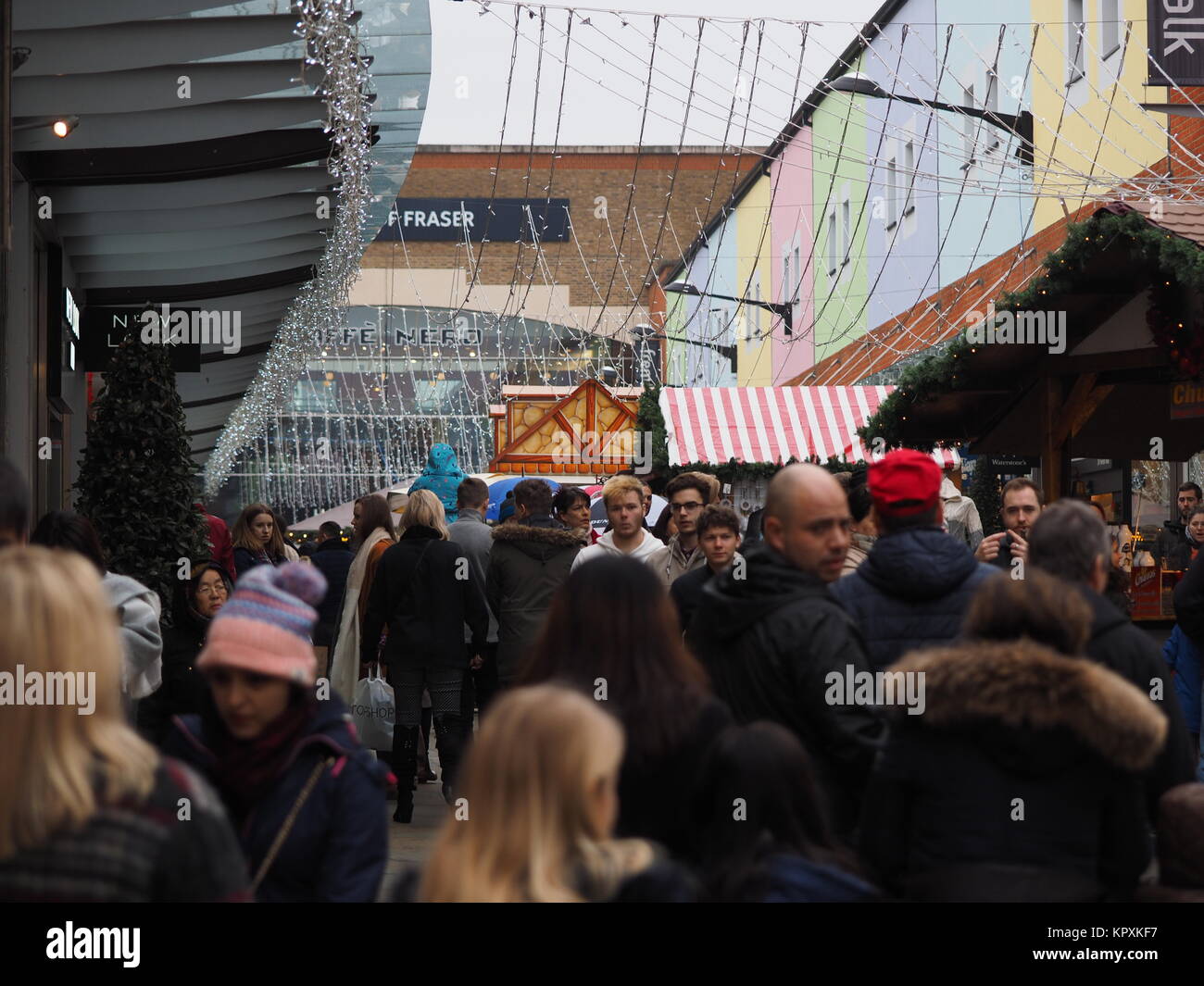 Maidstone, Kent, UK. 17th Dec, 2017. Shoppers make the most of high ...