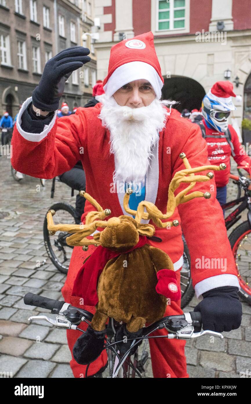 Santas on bikes hi-res stock photography and images - Alamy