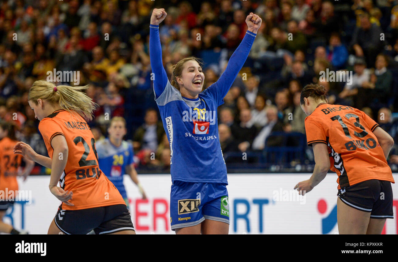 Hamburg, Germany. 17th Dec, 2017. Sweden's Anna Lagerquist celebrating ...