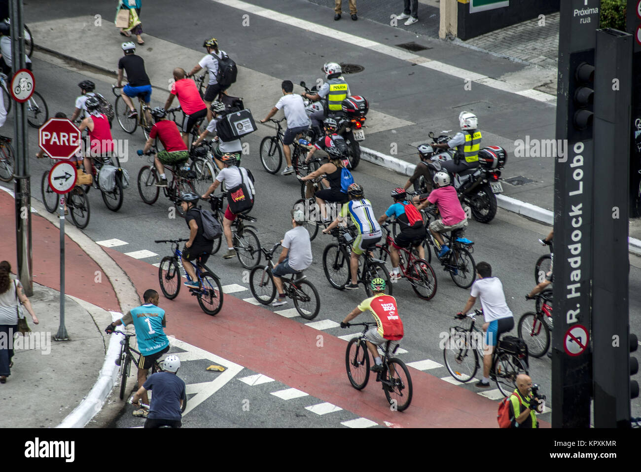 Sao Paulo, Brazil. 17th December, 2017. Cyclists protest this Sunday ...