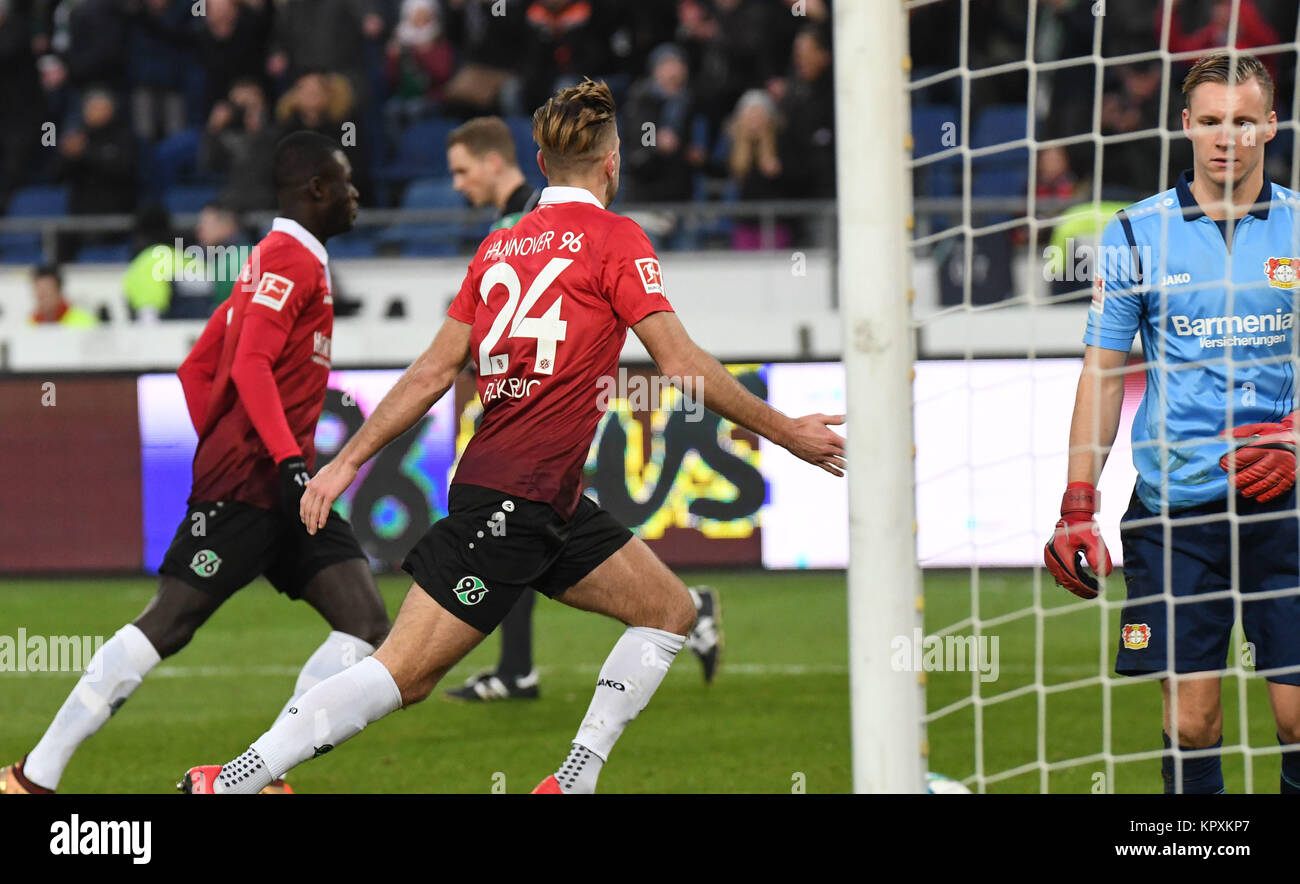 Hannover, Germany. 17th Dec, 2017. Hannover's Niclas Fullkrug (C) and ...