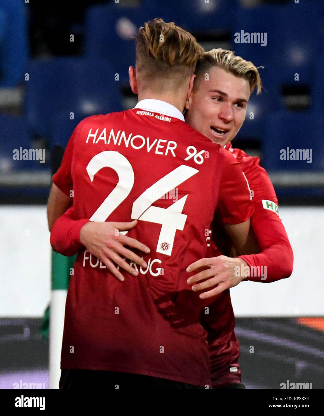 Hannover, Germany. 17th Dec, 2017. Hannover's Felix Klaus (R ...