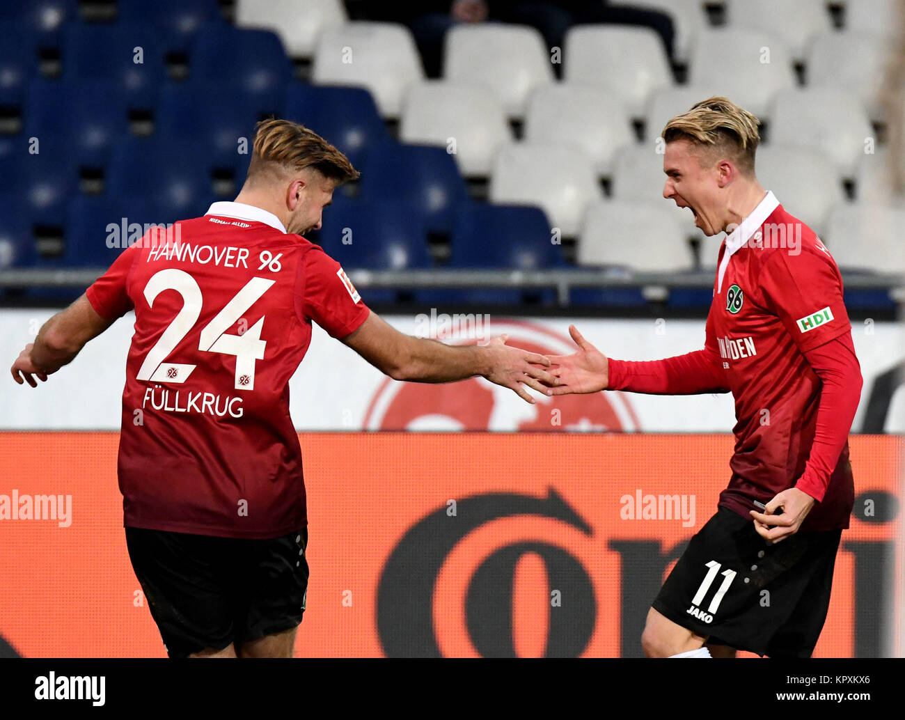 Hannover, Germany. 17th Dec, 2017. Hannover's Felix Klaus (R ...