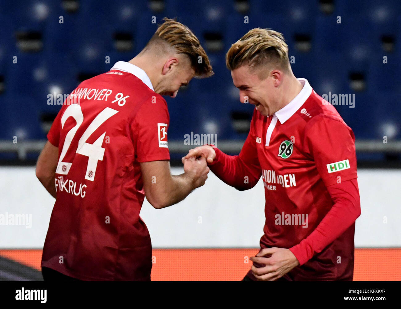 Hannover, Germany. 17th Dec, 2017. Hannover's Felix Klaus (R ...