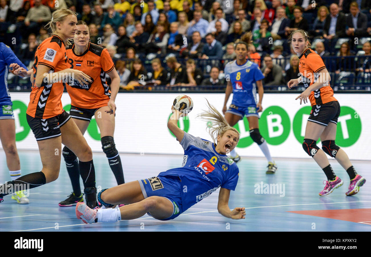 Hamburg, Germany. 17th Dec, 2017. Sweden's Ulrika Toft Hansen (C ...