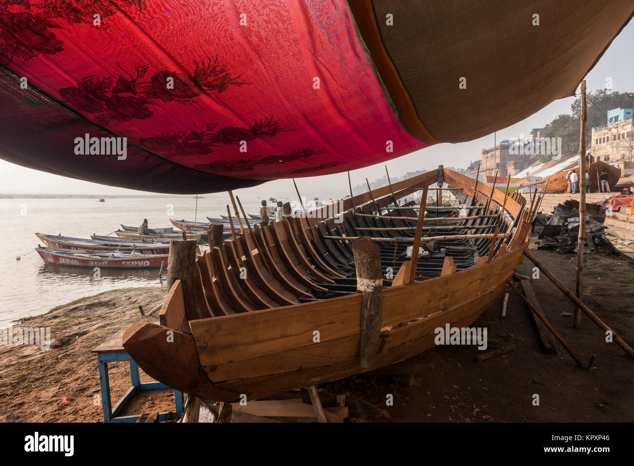 (171217) -- VARANASI (INDIA), Dec. 17, 2017 (Xinhua) -- Indian men ...