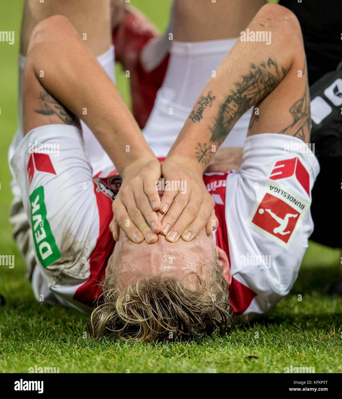 Birk RISA (K) am ground, Schmerzen, Verletzung, schlaegt die Haende vor ...