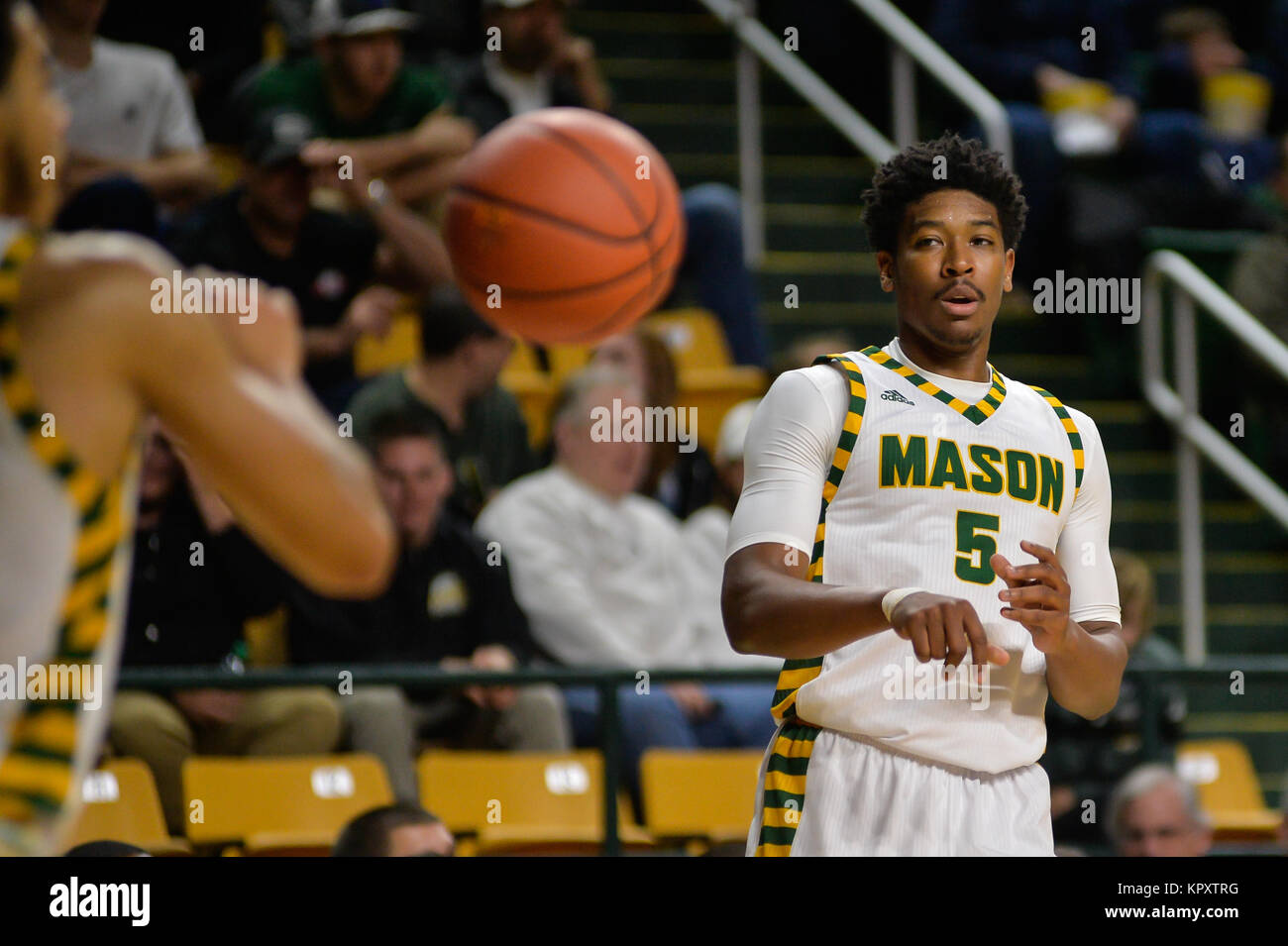 Fairfax, Virginia, USA. 17th Dec, 2017. JAIRE GRAYER (5) passes to a ...