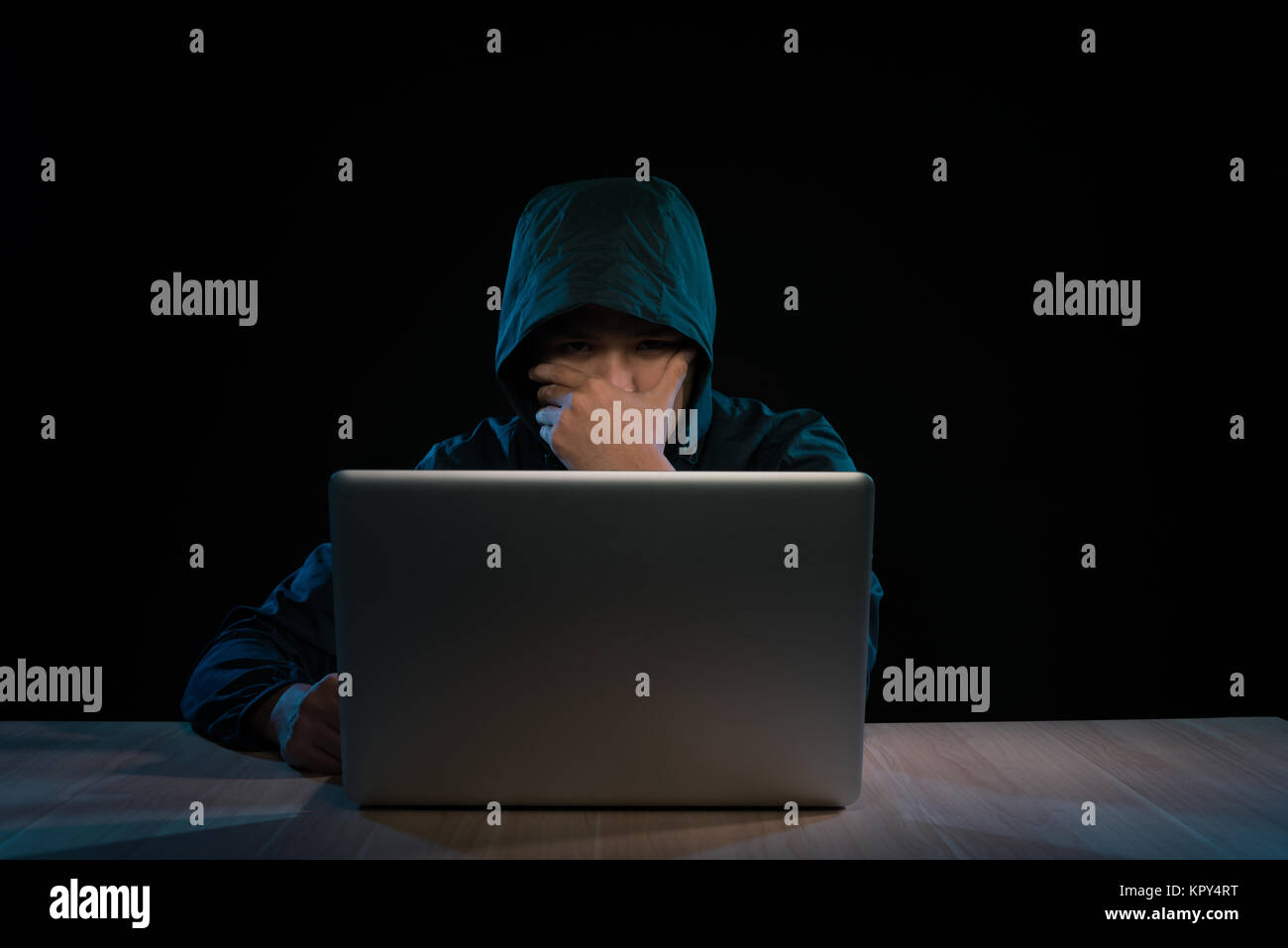 Hooded man computer dark web hi-res stock photography and images - Alamy