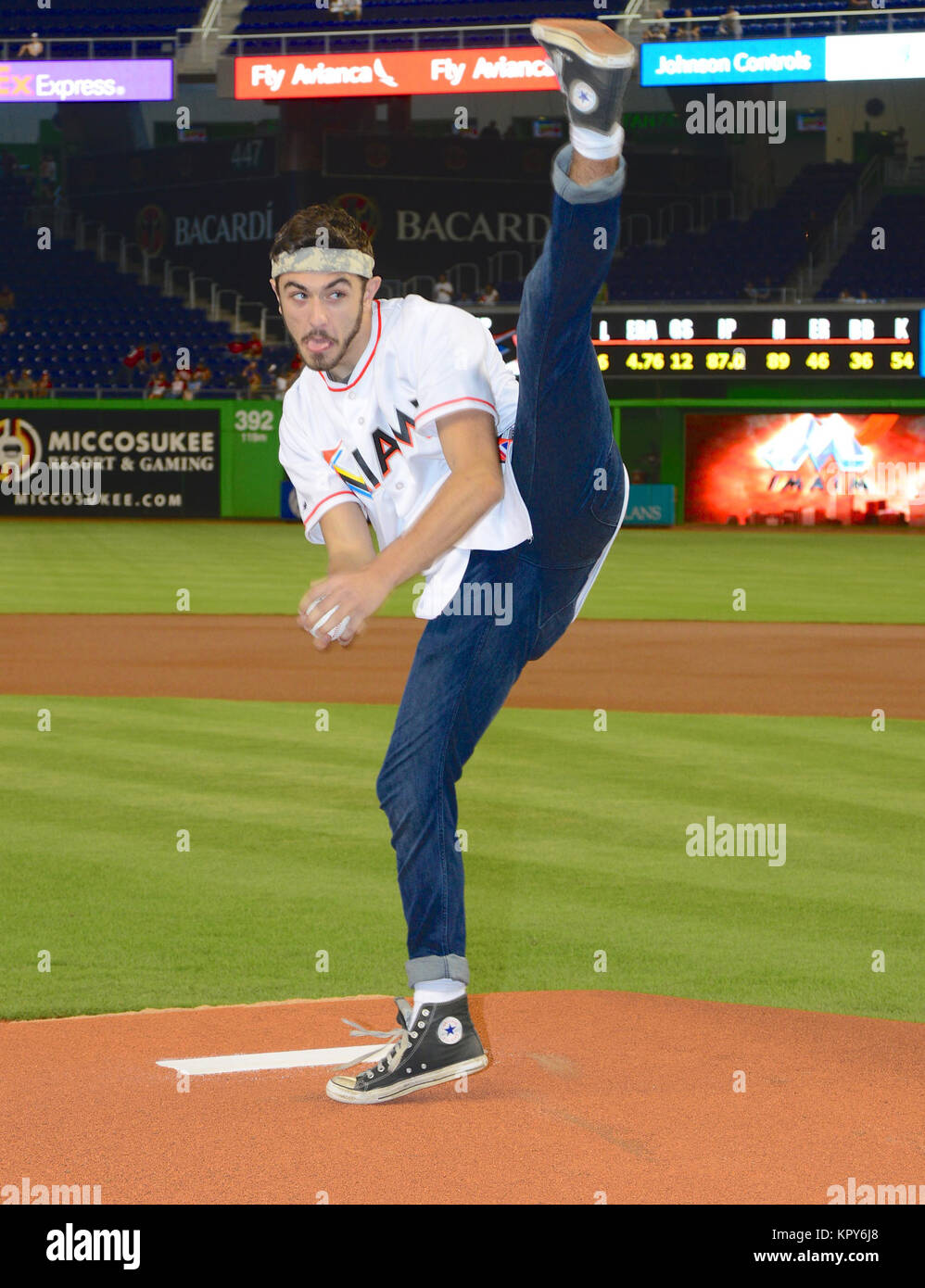 Braves dance hi-res stock photography and images - Alamy
