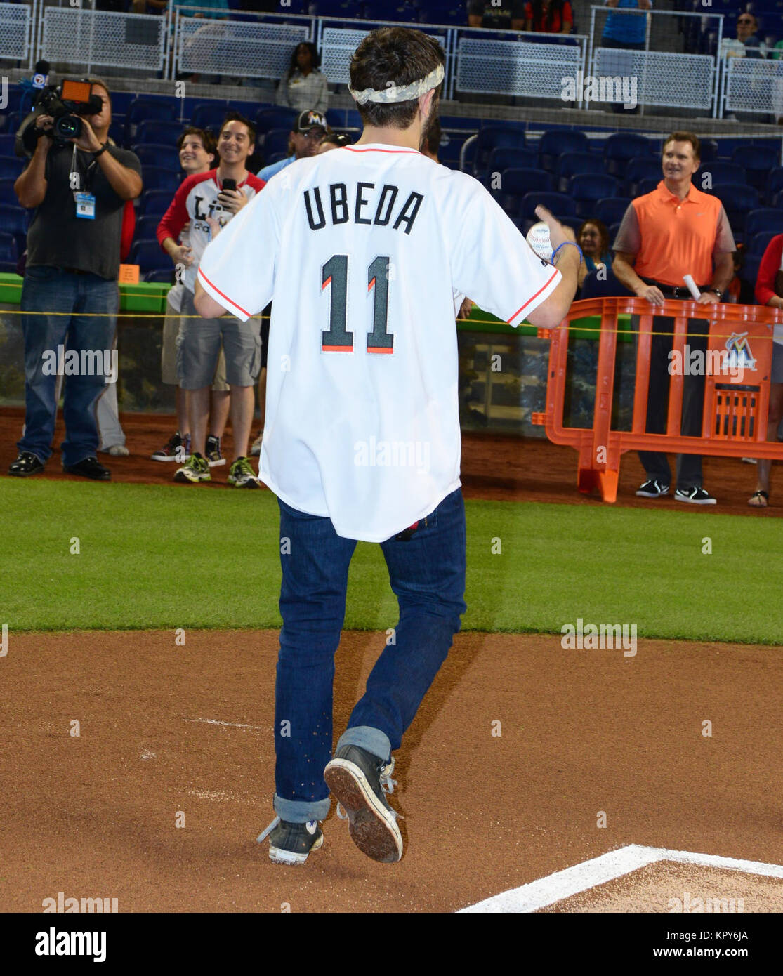 Braves dance hi-res stock photography and images - Alamy
