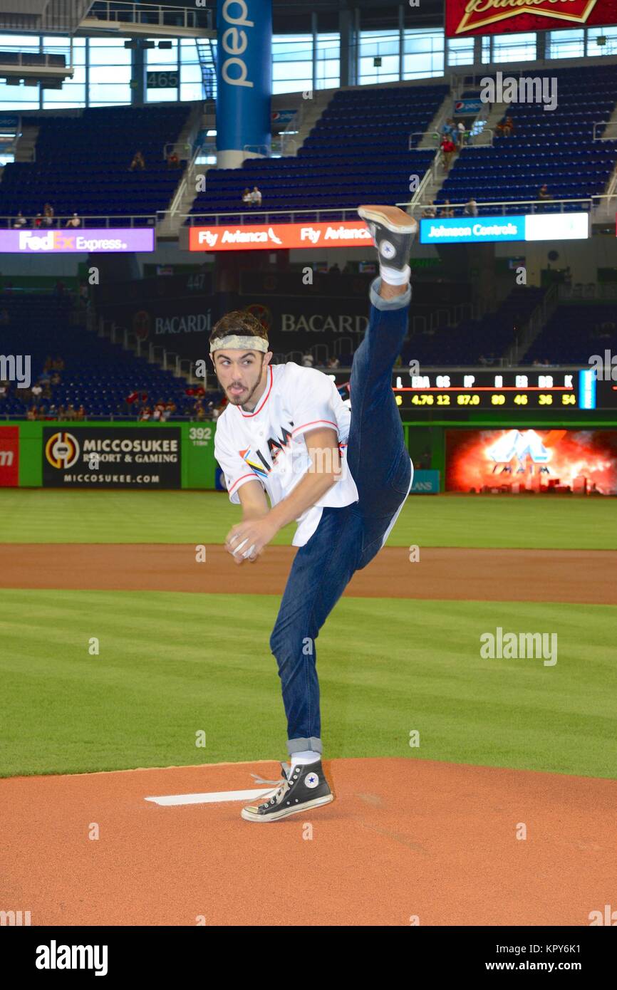 Braves dance hi-res stock photography and images - Alamy