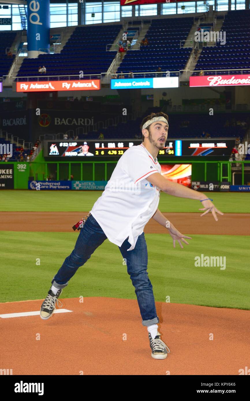 Braves dance hi-res stock photography and images - Alamy