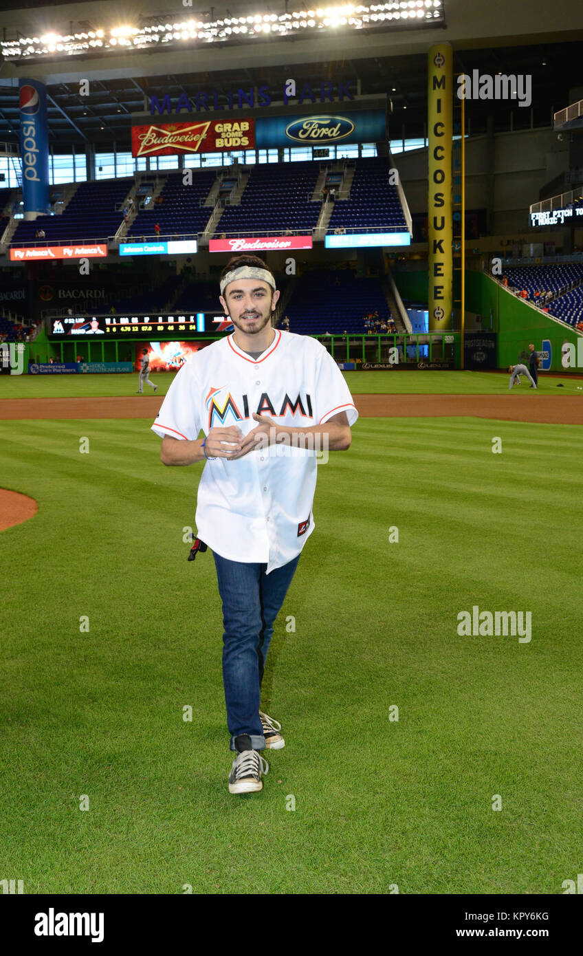Braves dance hi-res stock photography and images - Alamy