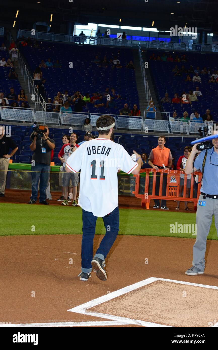 Braves dance hi-res stock photography and images - Alamy