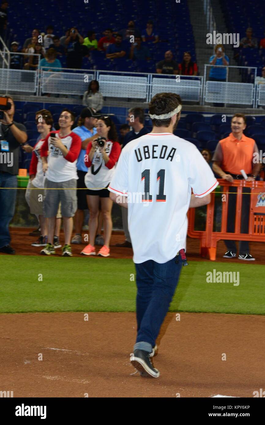 Braves dance hi-res stock photography and images - Alamy