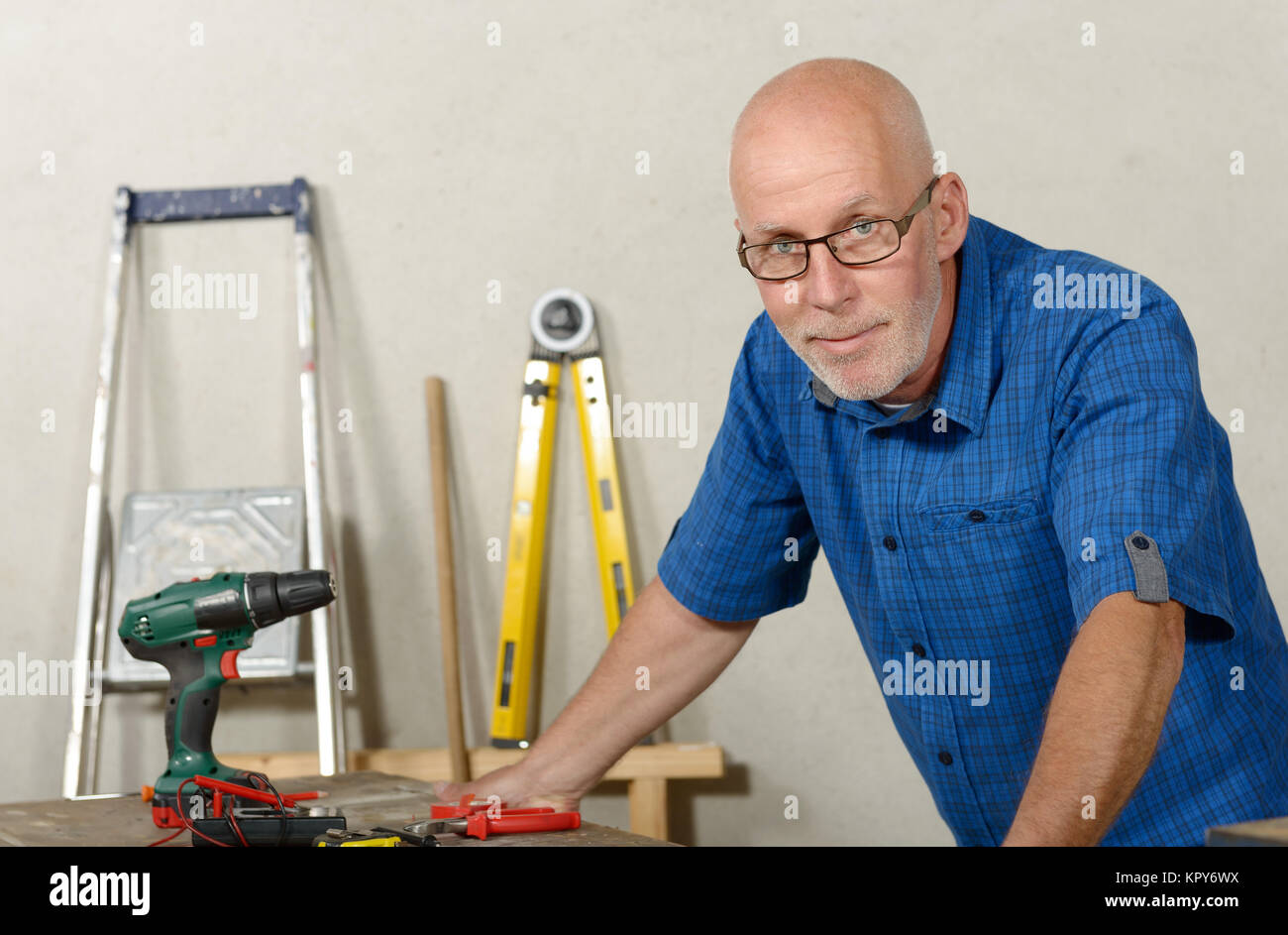 Diy shop workers hi-res stock photography and images - Alamy
