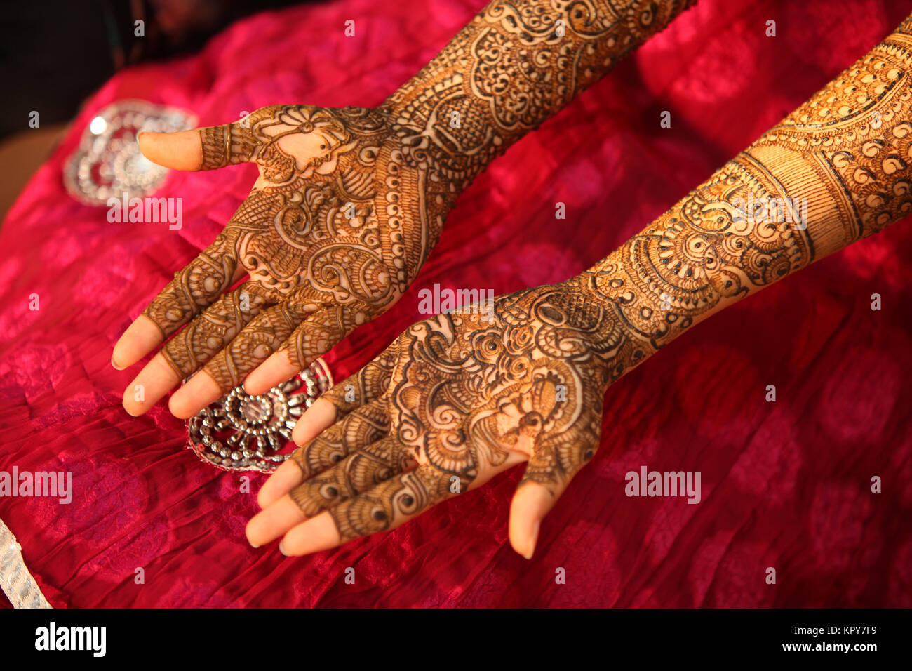 Indian Bride Hands Stock Photo - Alamy