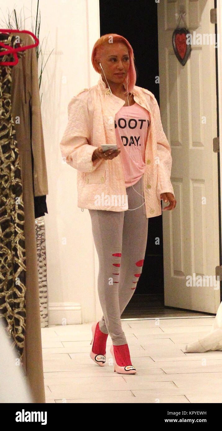 Mel B shows off her perfect body while shopping on Melrose Avenue in ...