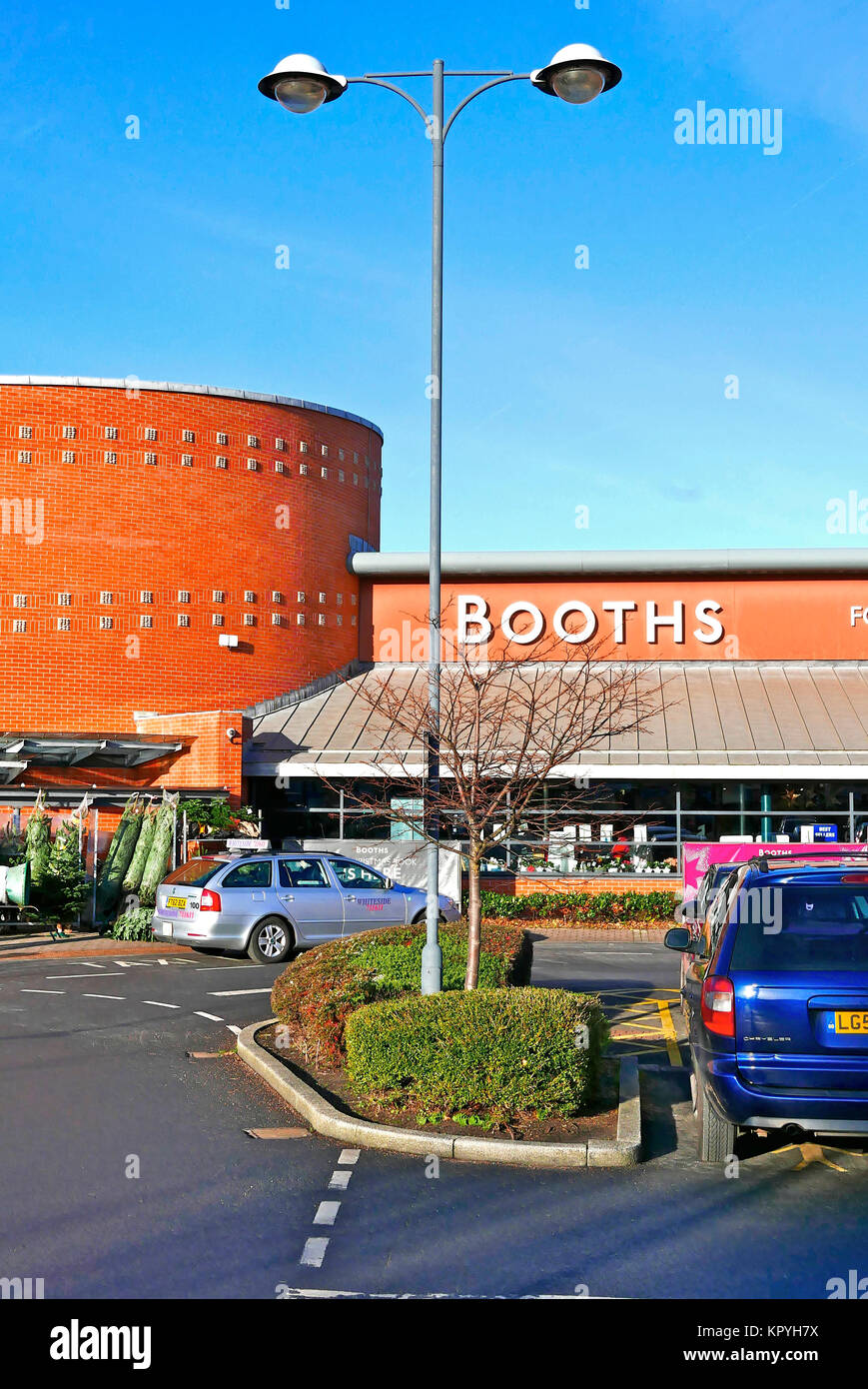 Booths store hi-res stock photography and images - Alamy