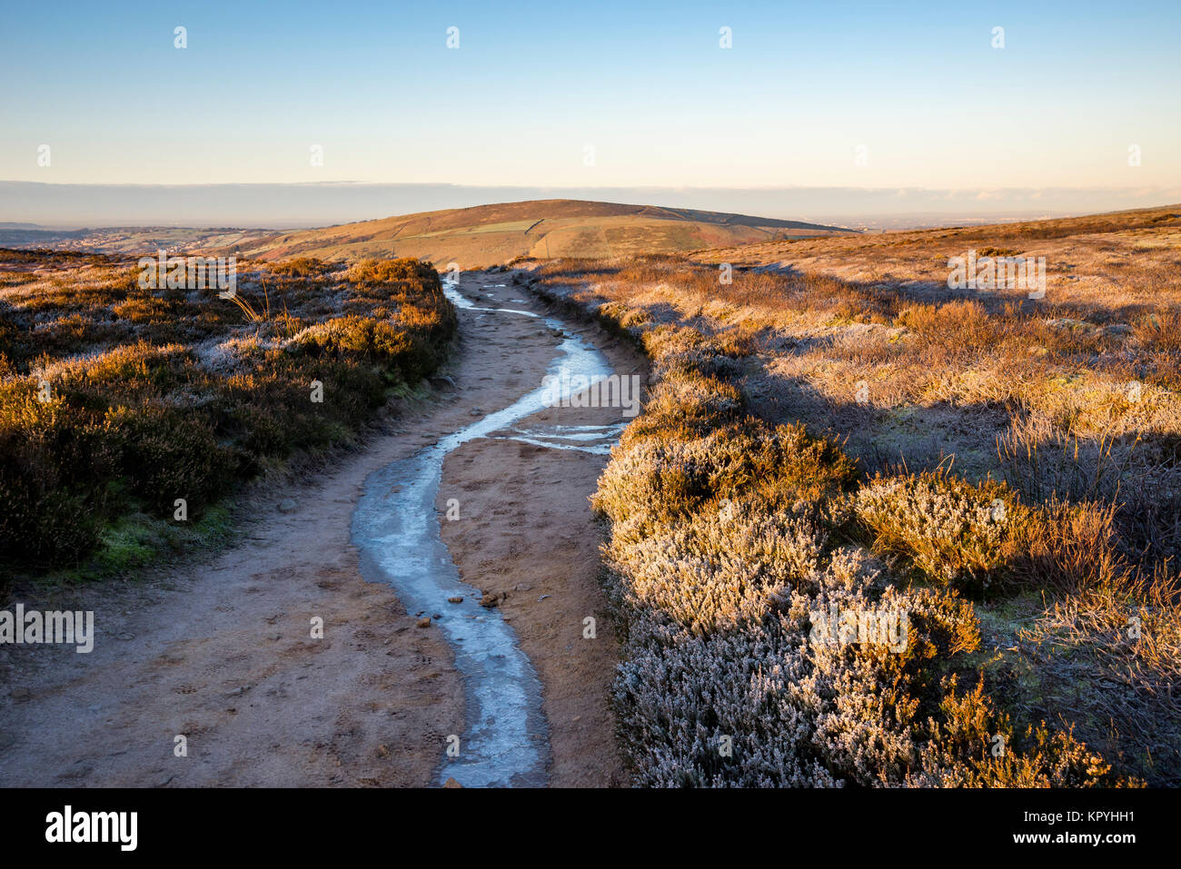 The Snake Path on the hills above Hayfield, Derbyshire on a cold winter ...
