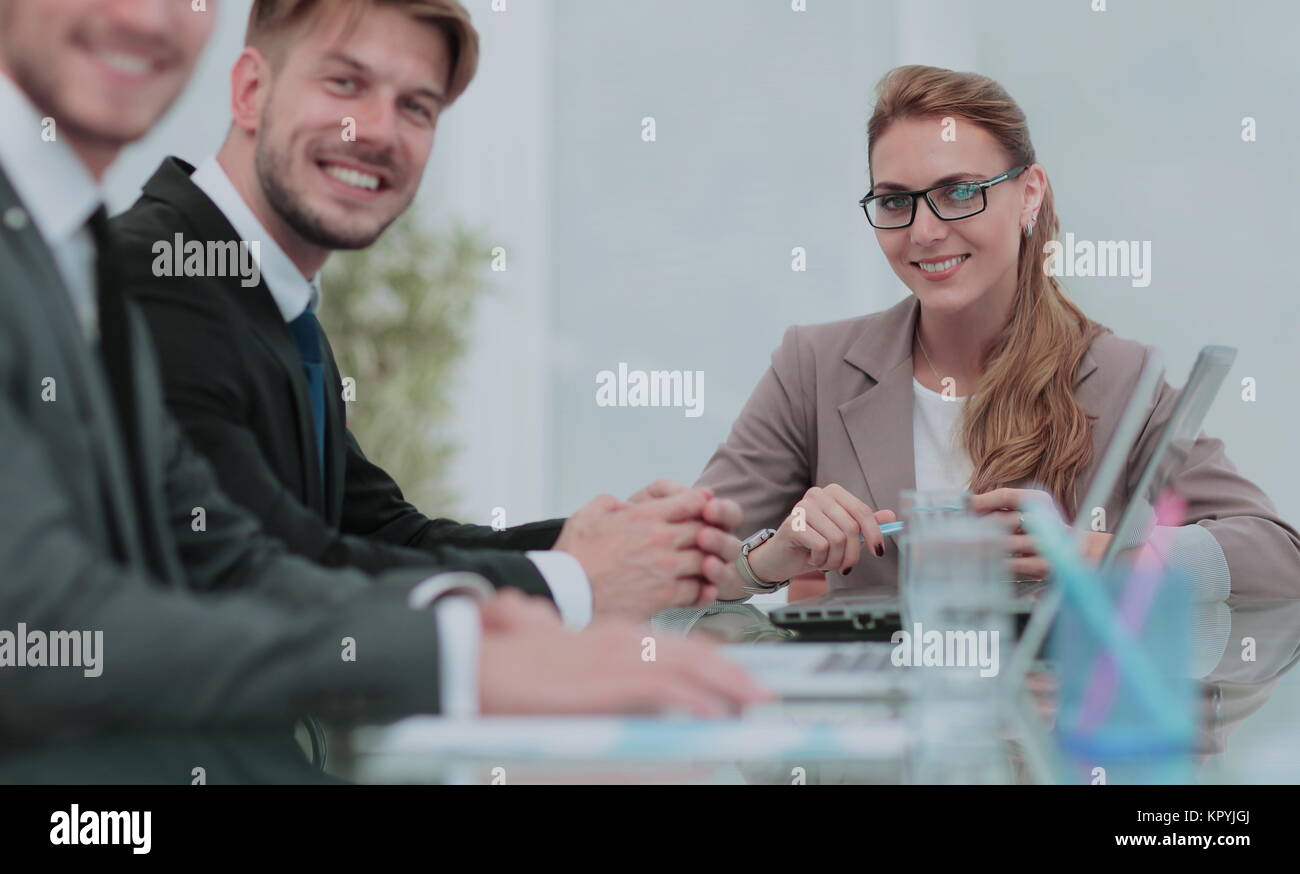 A group of successful business people. Discussion of the importa Stock ...