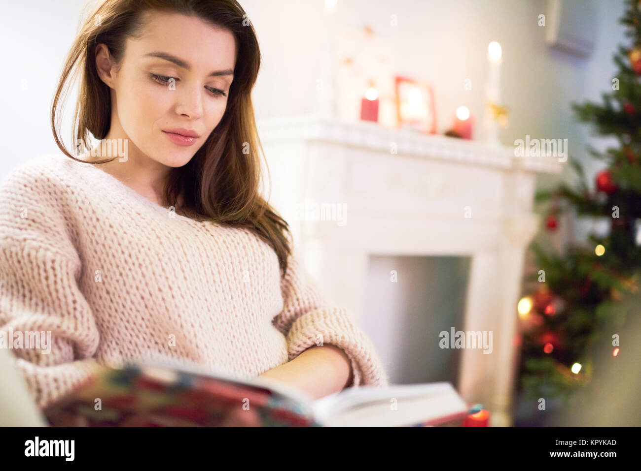 Young pretty woman reading book hi-res stock photography and images - Alamy