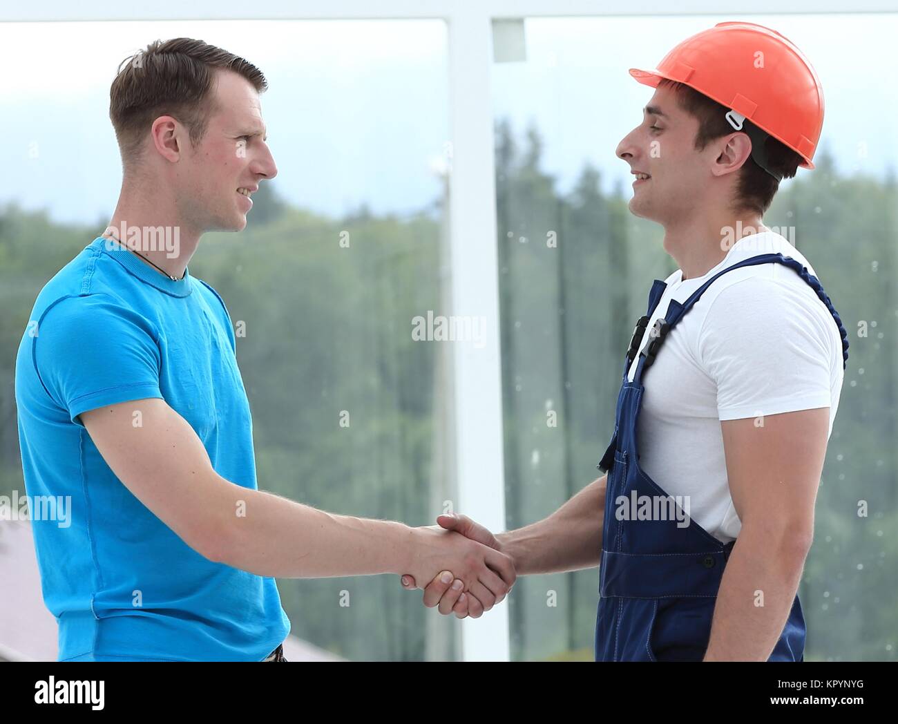 handshake between customer and foreman Stock Photo - Alamy