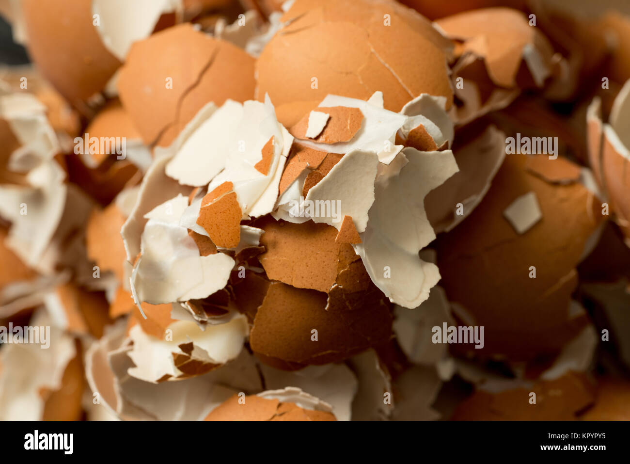 Bunch of eggshell. Eggs shell background Stock Photo - Alamy