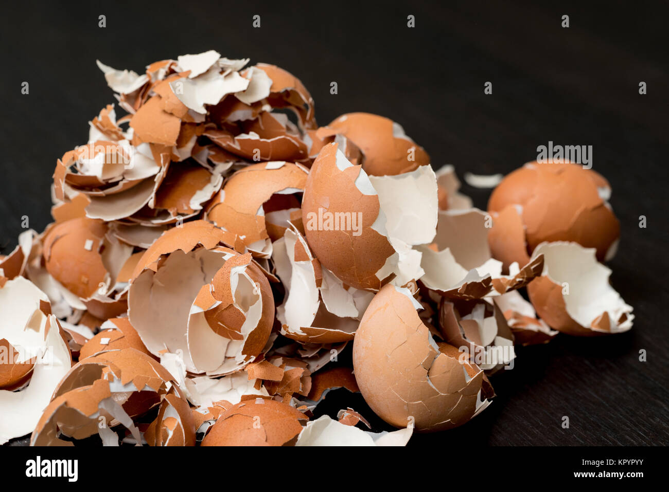 Bunch of eggshell. Eggs shell background Stock Photo - Alamy