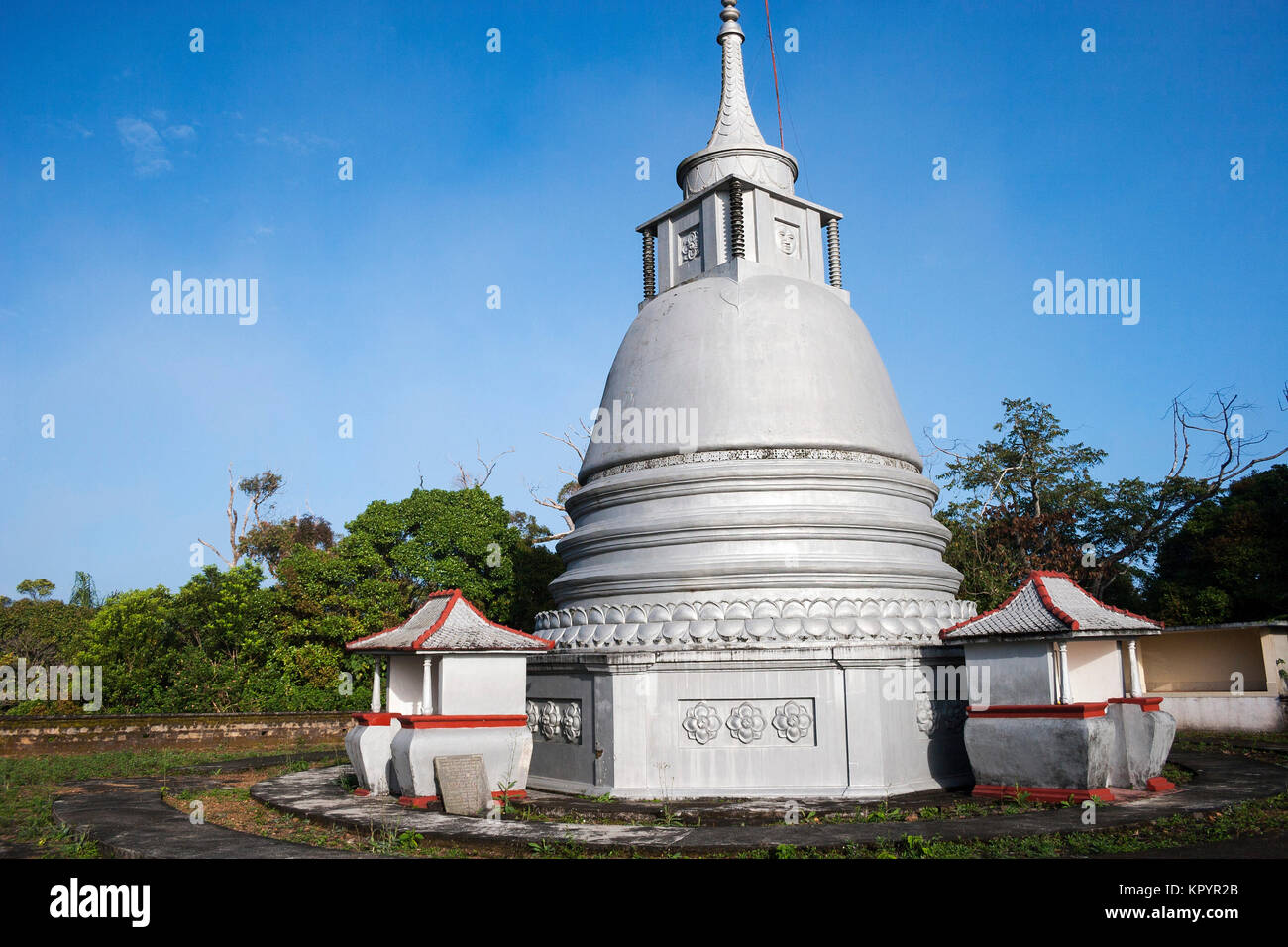 Buddhist stupa in rural Sri Lanka Stock Photo - Alamy