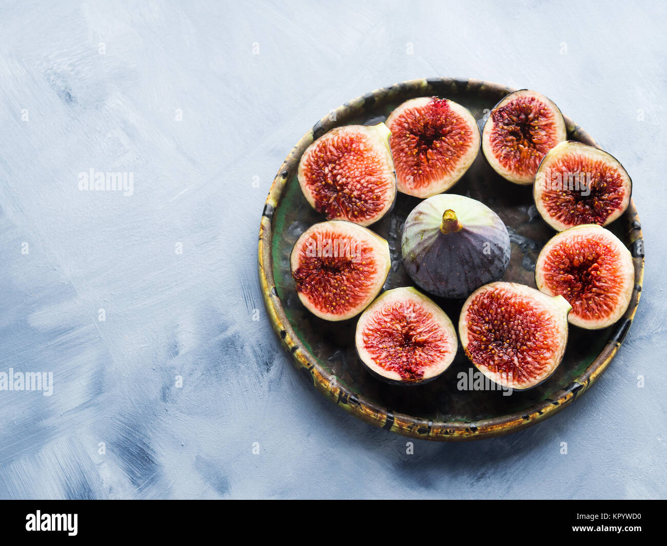 Dish of purple italian figs on gray background. Summer autumn fruit ...