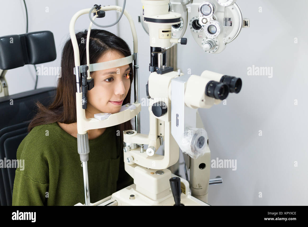Woman doing eye test Stock Photo - Alamy