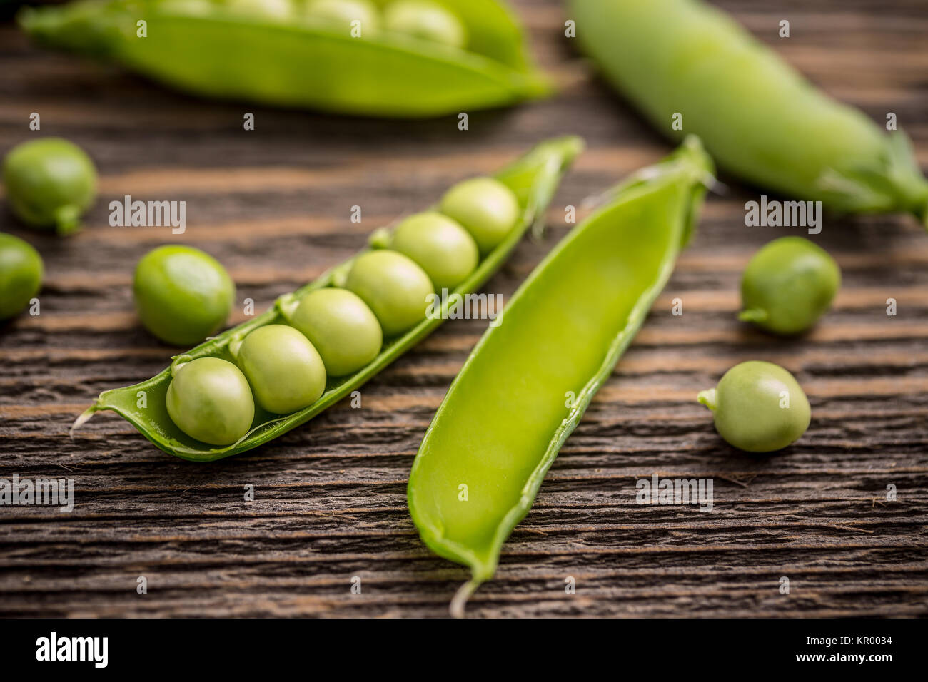 Open pea pod Stock Photo - Alamy