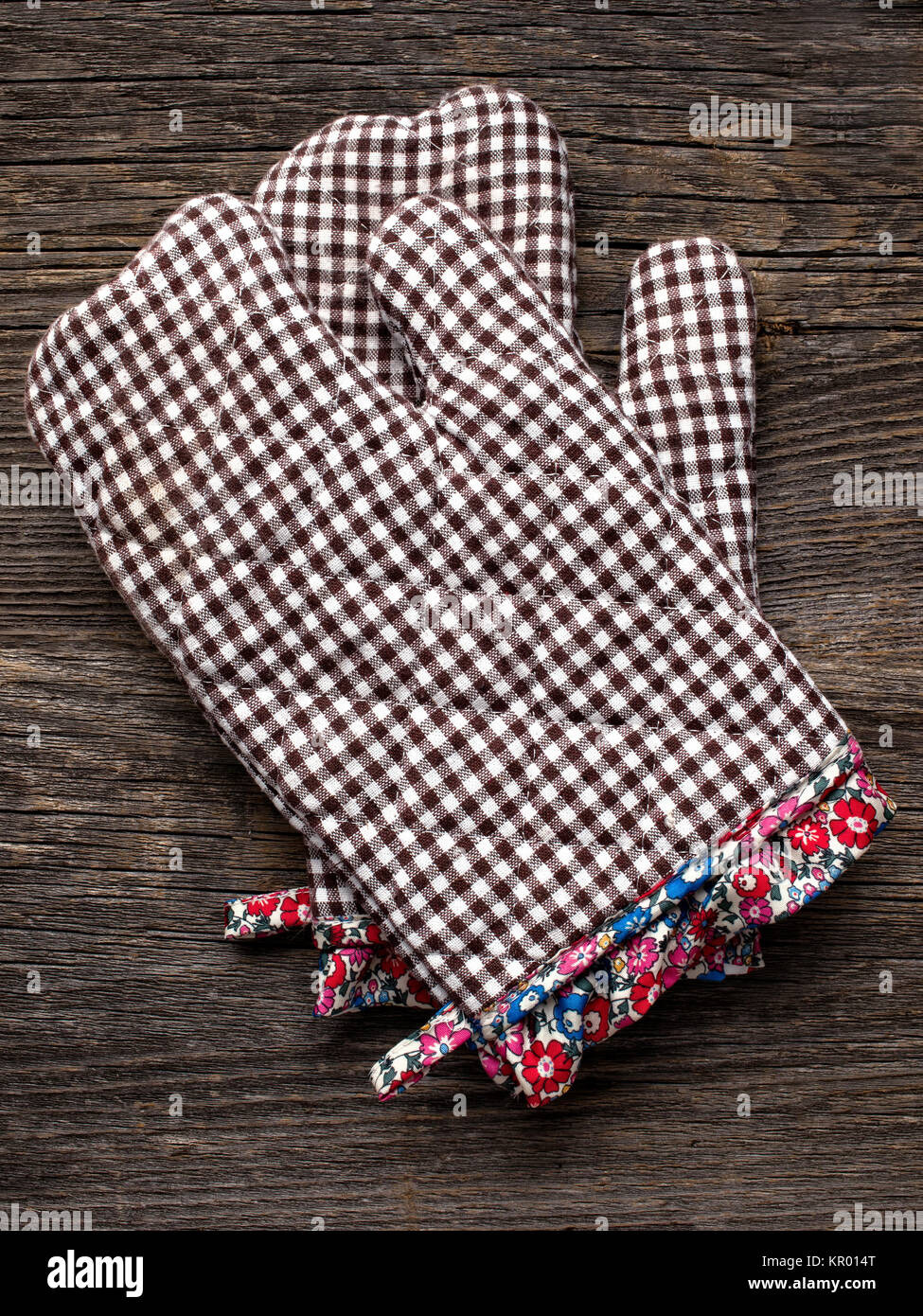 rustic kitchen oven baking mitten glove Stock Photo - Alamy