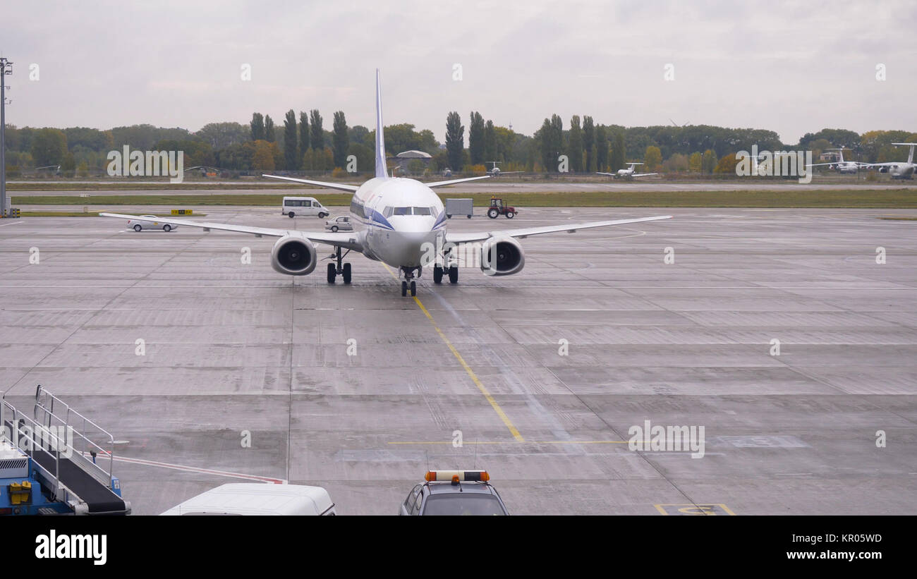 Airport ground crew directing plane hi-res stock photography and images ...