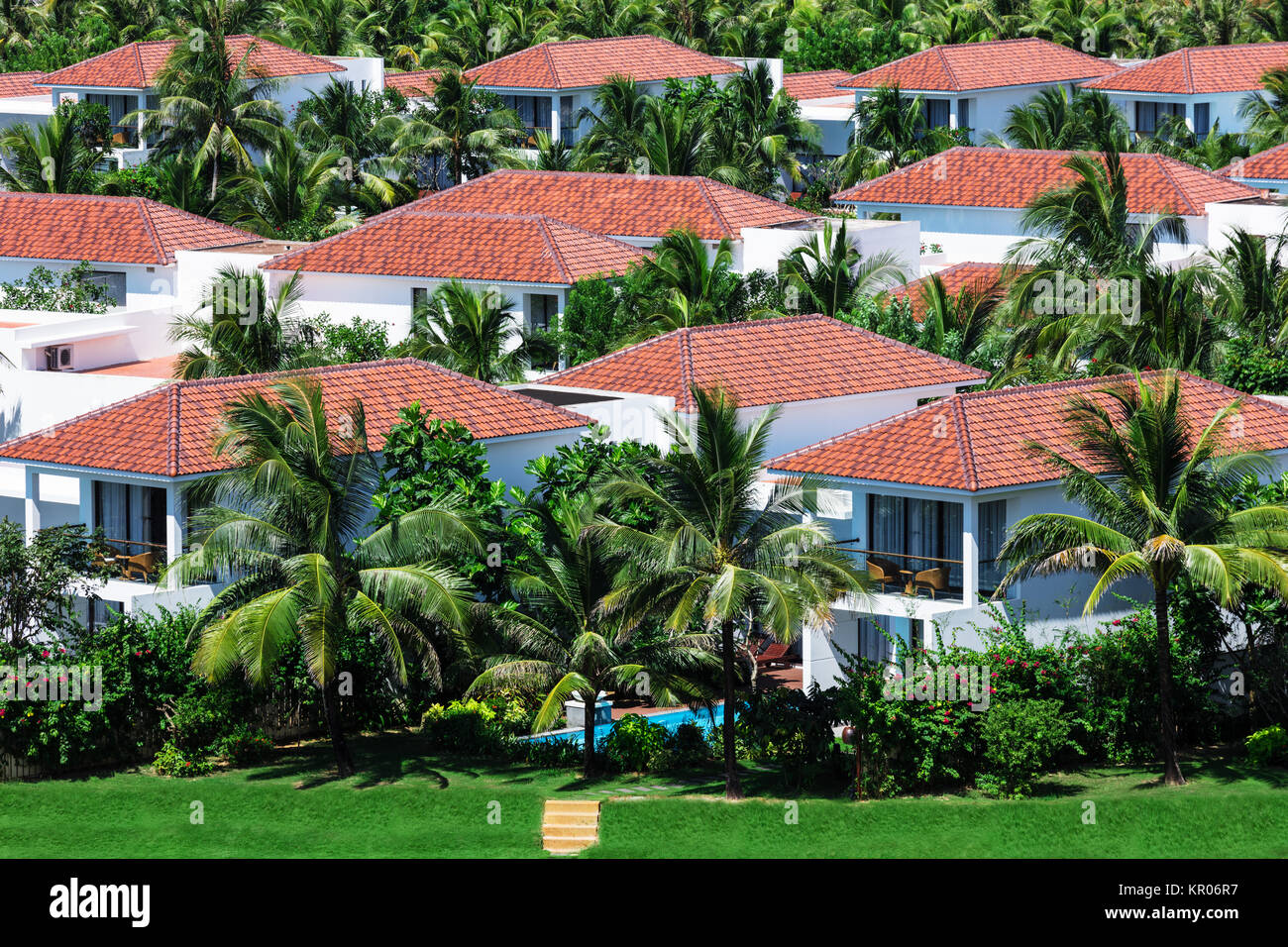 Palm trees pool villa hi-res stock photography and images - Alamy