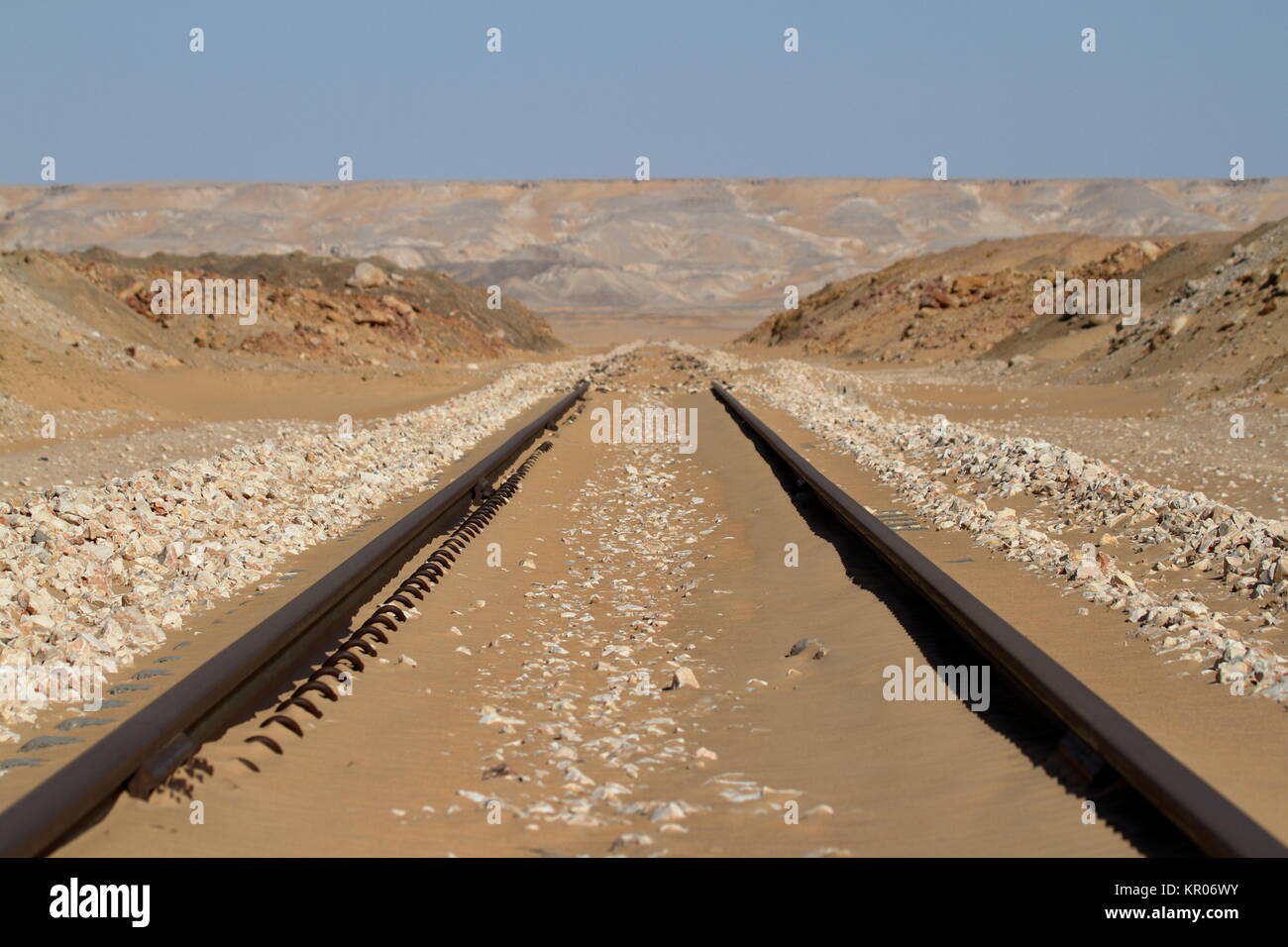 rail route across the sahara in egypt Stock Photo - Alamy