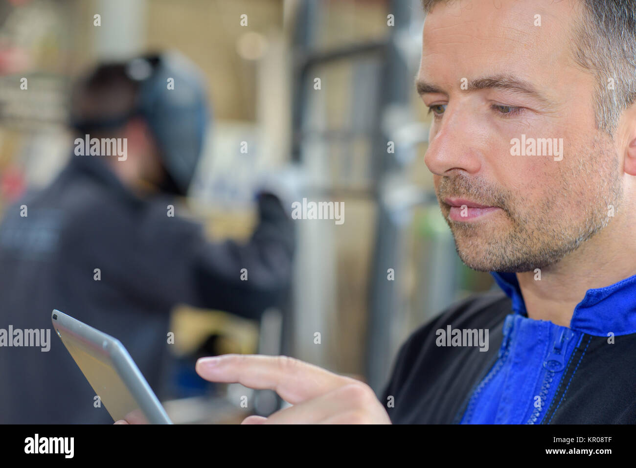 Employee using tab hi-res stock photography and images - Alamy